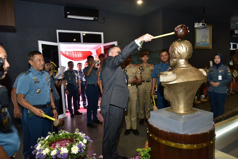 Inauguran busto al comandante Arturo Prat en Academia Naval de ...